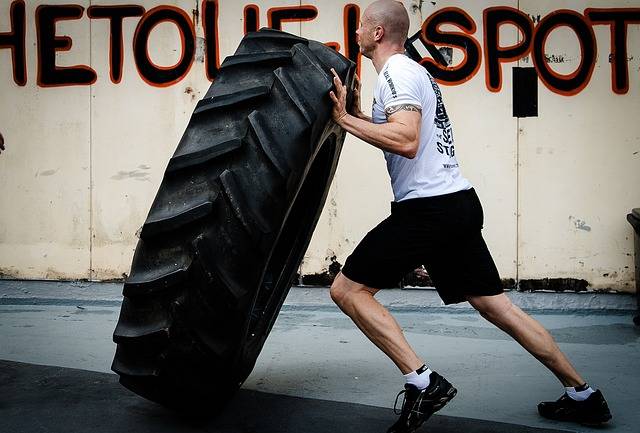 Tire Flip : technique, avantages et entraînement - WODANDGO